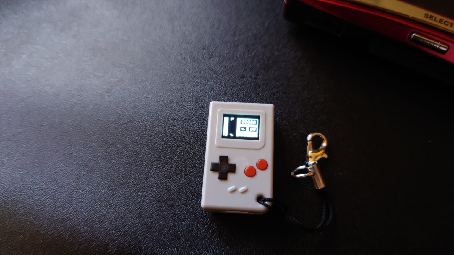 本当に遊べる親指サイズの極小ゲームキーホルダー「Thumby」 MicroPythonでゲームの自作も！ | ソフトウェア開発のギークフィード